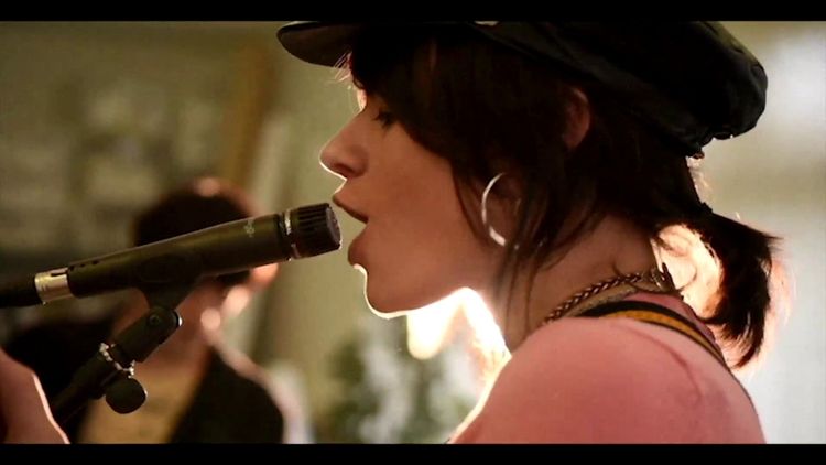 Drahla - Silk Spirit (Music Video) - Reviews - Album of The Year